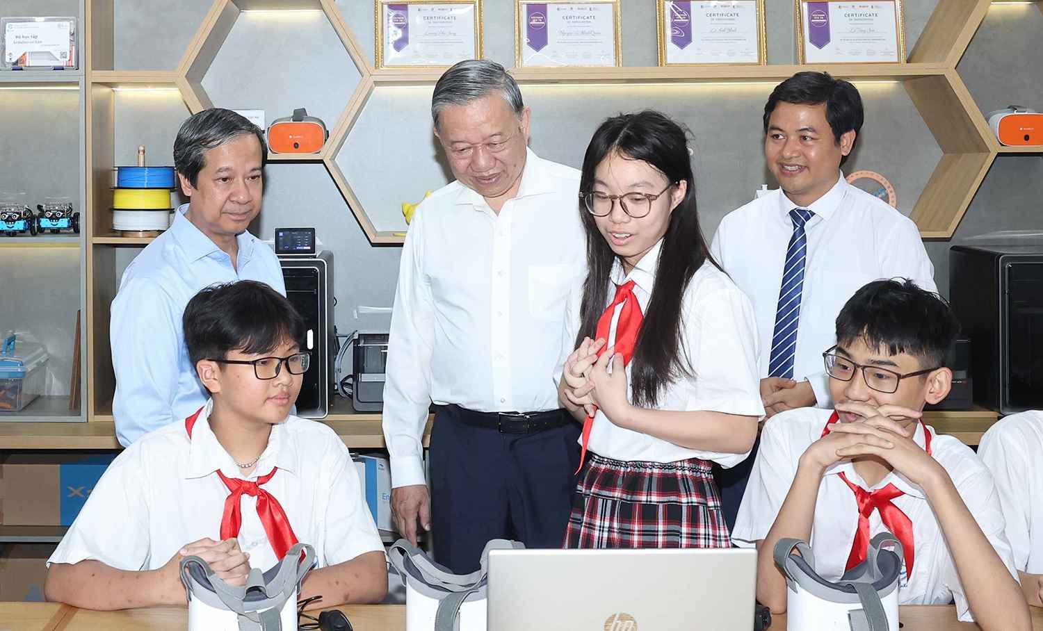 Chủ trương miễn học phí - Quyết sách thể hiện tầm nhìn chiến lược trong nâng cao phúc lợi xã hội ...